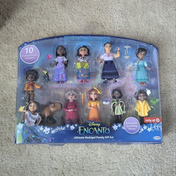 Disney Encanto Ultimate Madrigal Family Gift Set